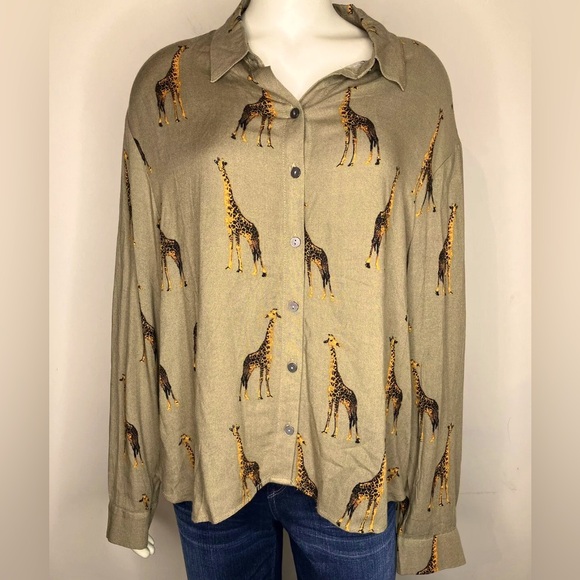 Jane and Delancey | Tops | Jane Delancey Giraffe Print Button Top ...